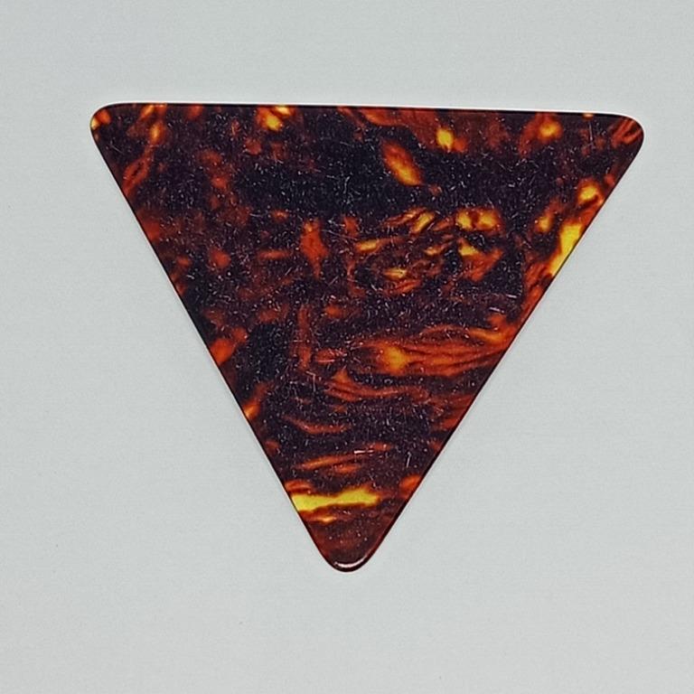 Fender Triangle Pick (Medium) - Thickness : 0.7 mm, Hobbies & Toys ...