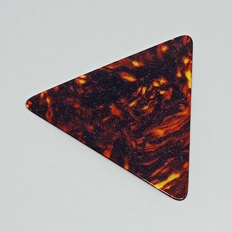 Fender Triangle Pick (Medium) - Thickness : 0.7 mm, Hobbies & Toys ...