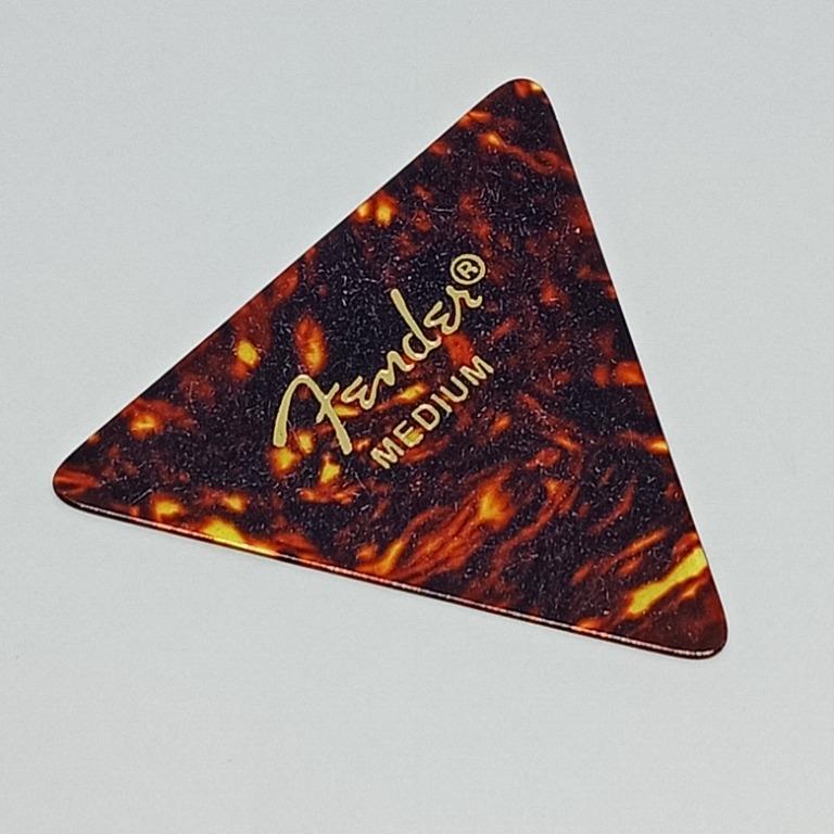 Fender Triangle Pick (Medium) - Thickness : 0.7 mm, Hobbies & Toys ...