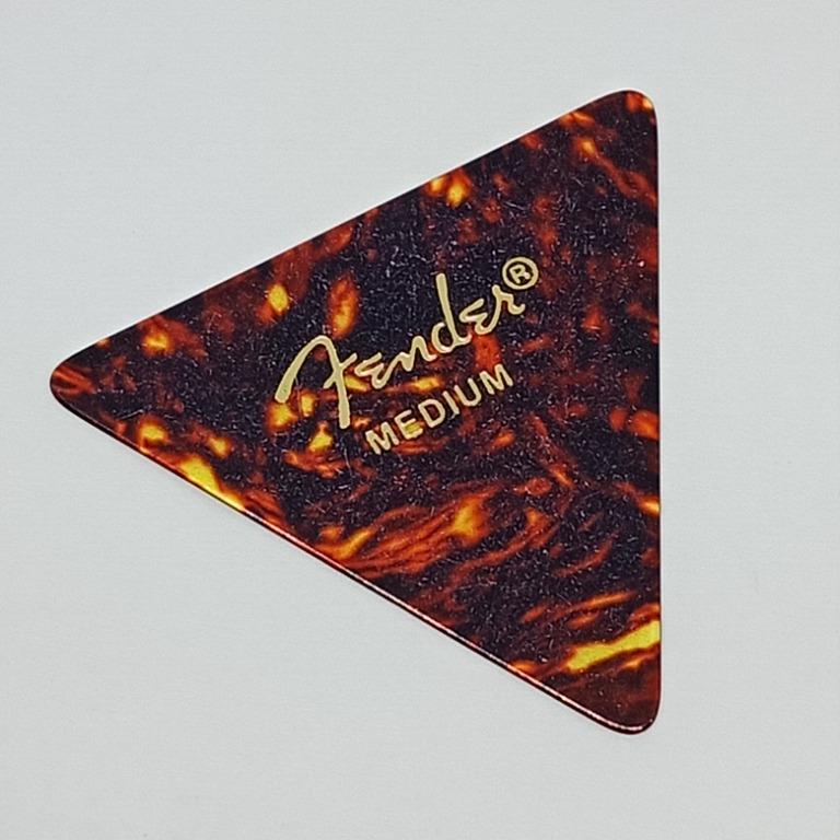 Fender Triangle Pick (Medium) - Thickness : 0.7 mm, Hobbies & Toys ...