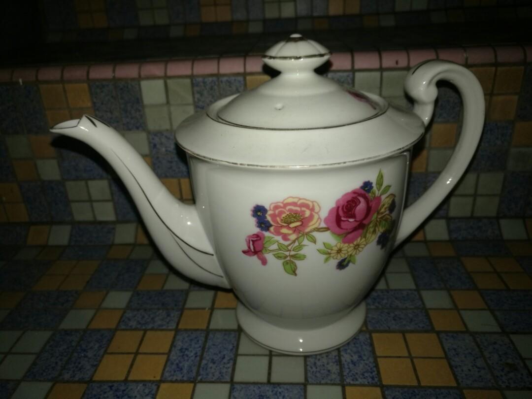 Aladdin Teapot B (Made in Japan), Furniture & Home Living, Kitchenware ...