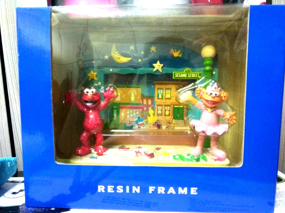 Sesame Street 3-D Resin Frame Elmo & Zoe, Furniture & Home Living, Home ...