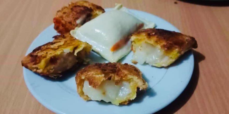 Jollibee Tuna Pie, Buko Pie and BonChon Fish Fillet Forsalae, Food ...