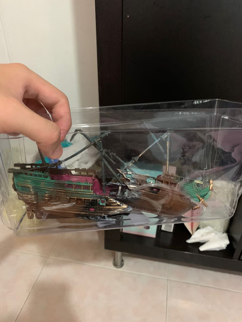 Aquarium Large Broken Boat Shape Fish Tank Separated Sunk Shipwreck ...