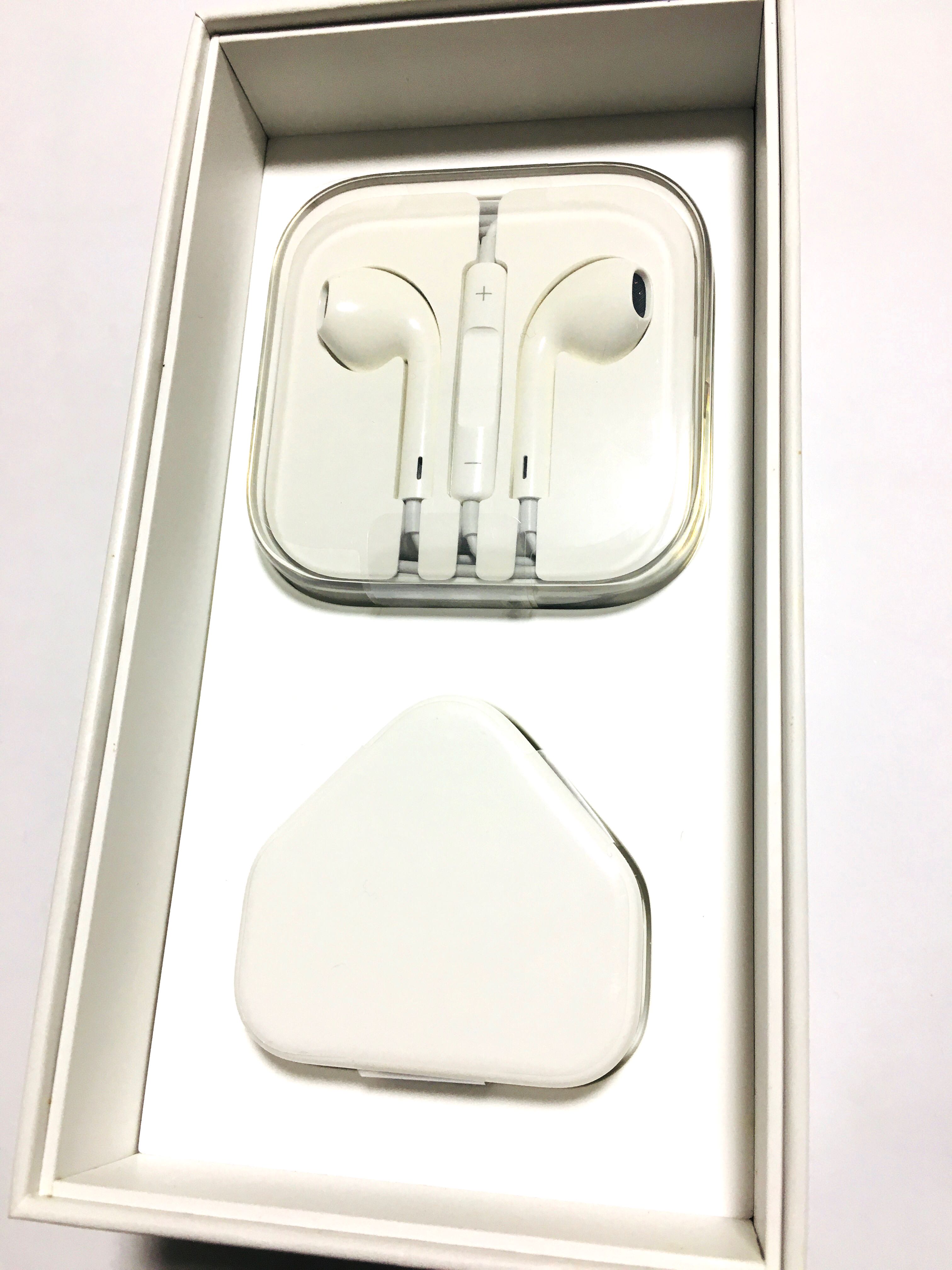 EarPods with jewel case & Apple 5W USB電源轉換器, 手提電話, 電話及其他裝置配件, 充電器及電線 ...