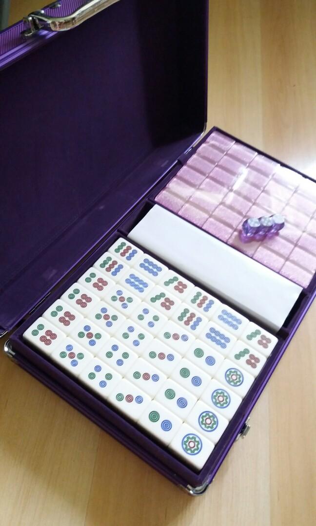 康營樂閃爍紫水晶麻雀 Purple Mahjong w/ aluminium box, 興趣及遊戲, 旅行, 旅遊 - 旅行必需品及用品 ...