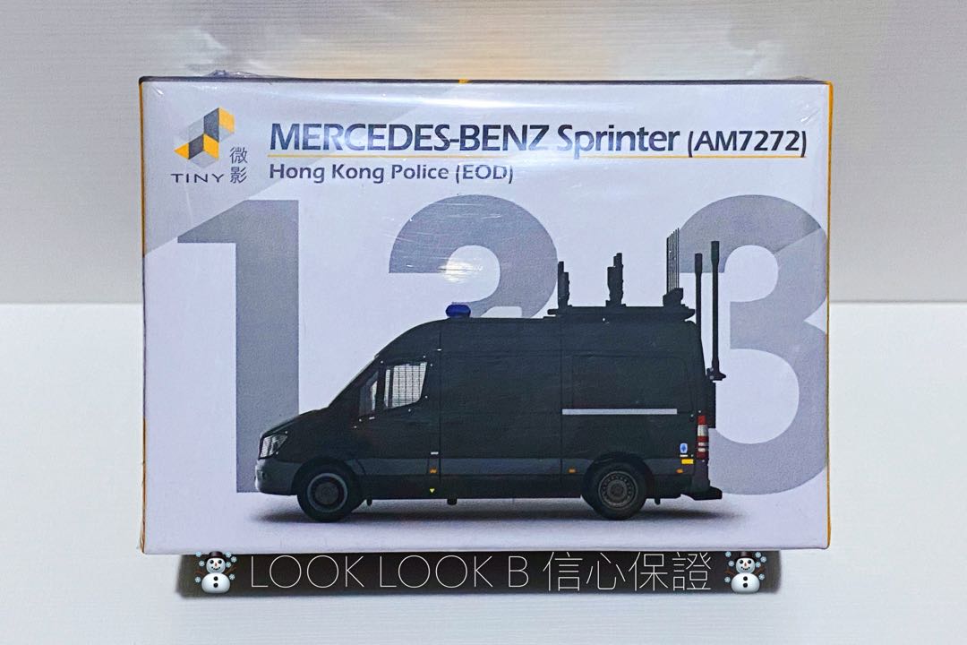 全新未拆 Tiny 微影 #133 香港 警察 爆炸品處理課 EOD 平治 Sprinter Facelift (AM7272), 興趣及遊戲, 收藏品及紀念品, 明星周邊 - Carousell