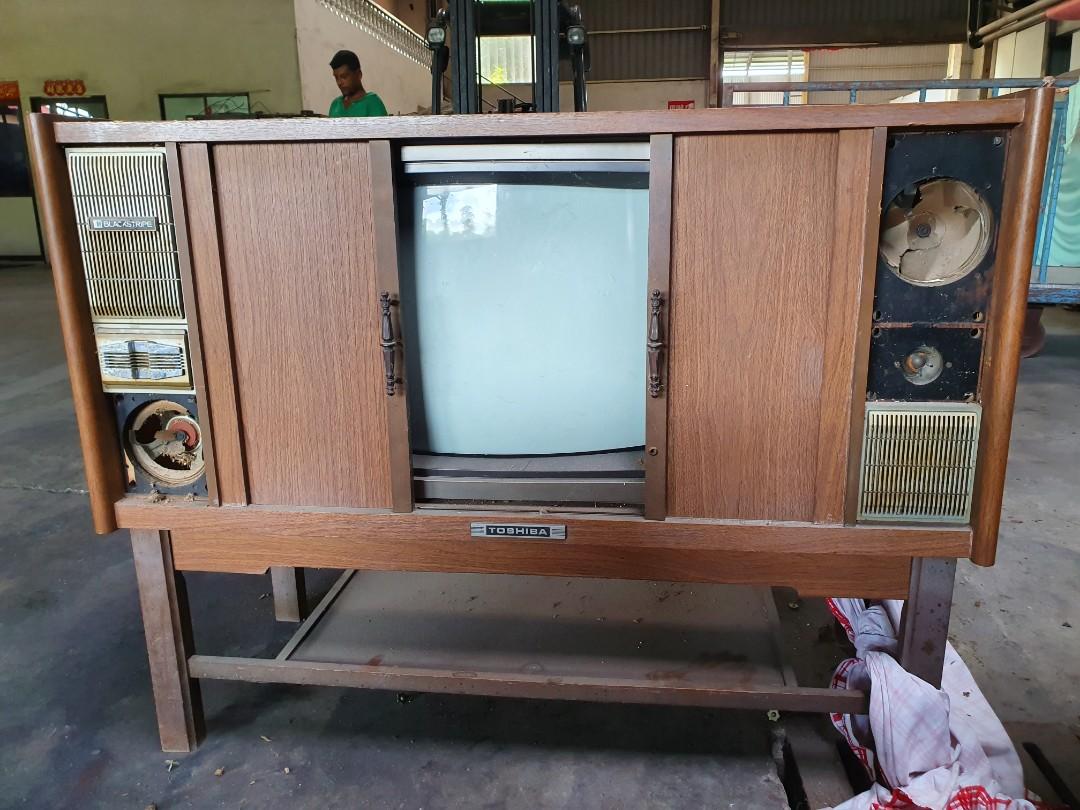 Toshiba TV with cabinet, Furniture & Home Living, Home Decor, Clocks on Carousell