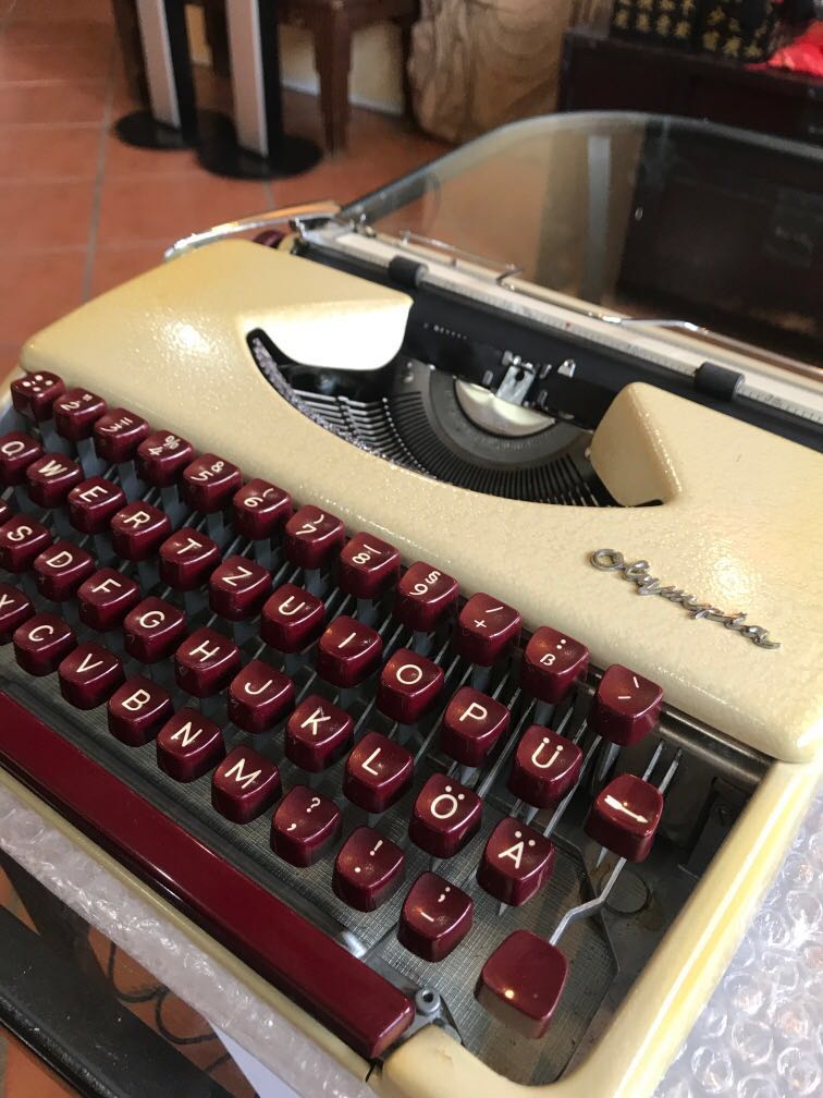 Vintage Olympia Splendid Typewriter (Burgundy), Hobbies & Toys ...