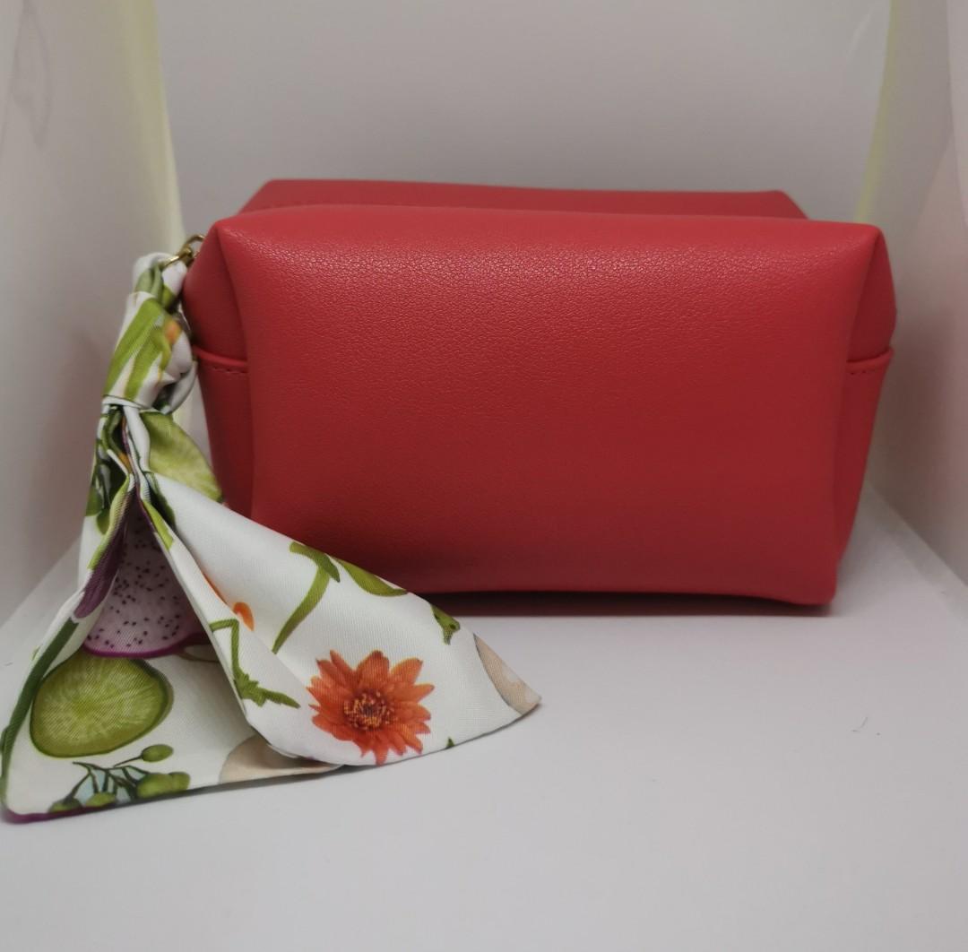 estee lauder pouch, Women's Fashion, Bags & Wallets, Clutches on Carousell