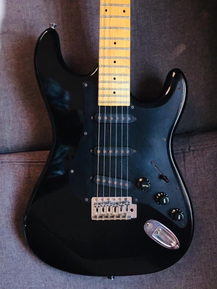Samick Stratocaster Electric Guitar, Hobbies & Toys, Music & Media, CDs ...