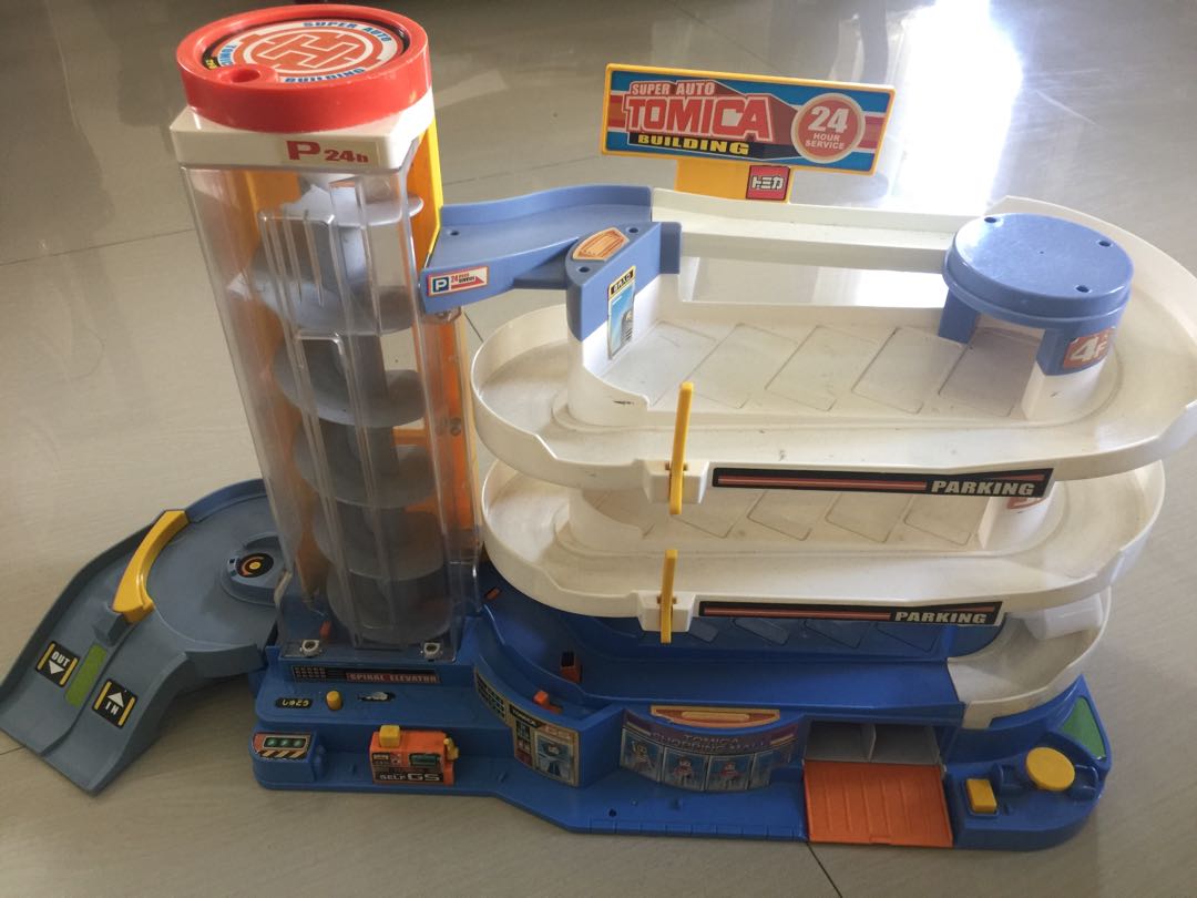 Tomica Garage, Hobbies & Toys, Toys & Games on Carousell
