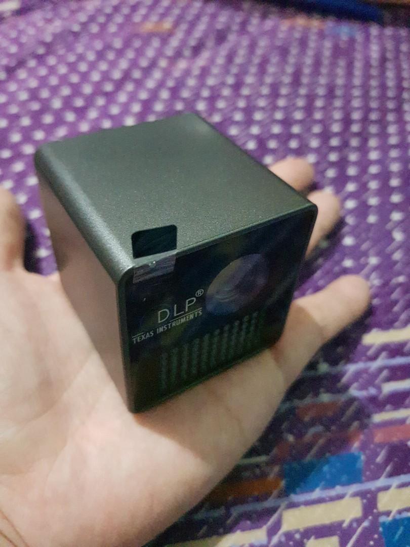 DLP Texas Instruments 1.8" Cube Mini Projector Mobile Cinema ...