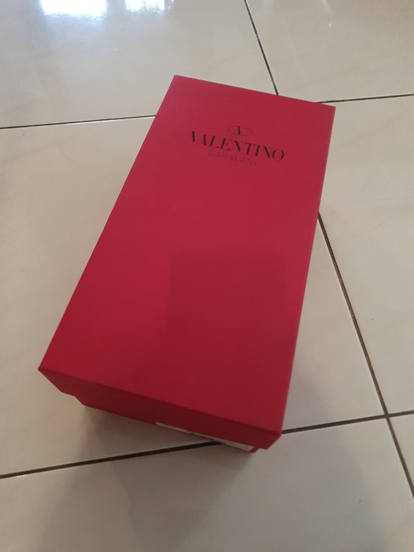 Valentino Box Sepatu original, Barang Yang Dicari di Carousell