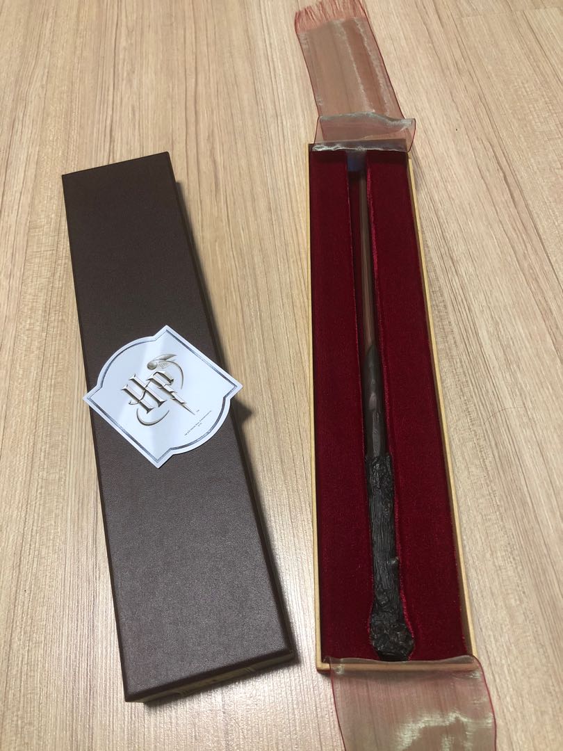 Authentic Harry Potter Wand (The Noble Collection), Hobbies & Toys ...
