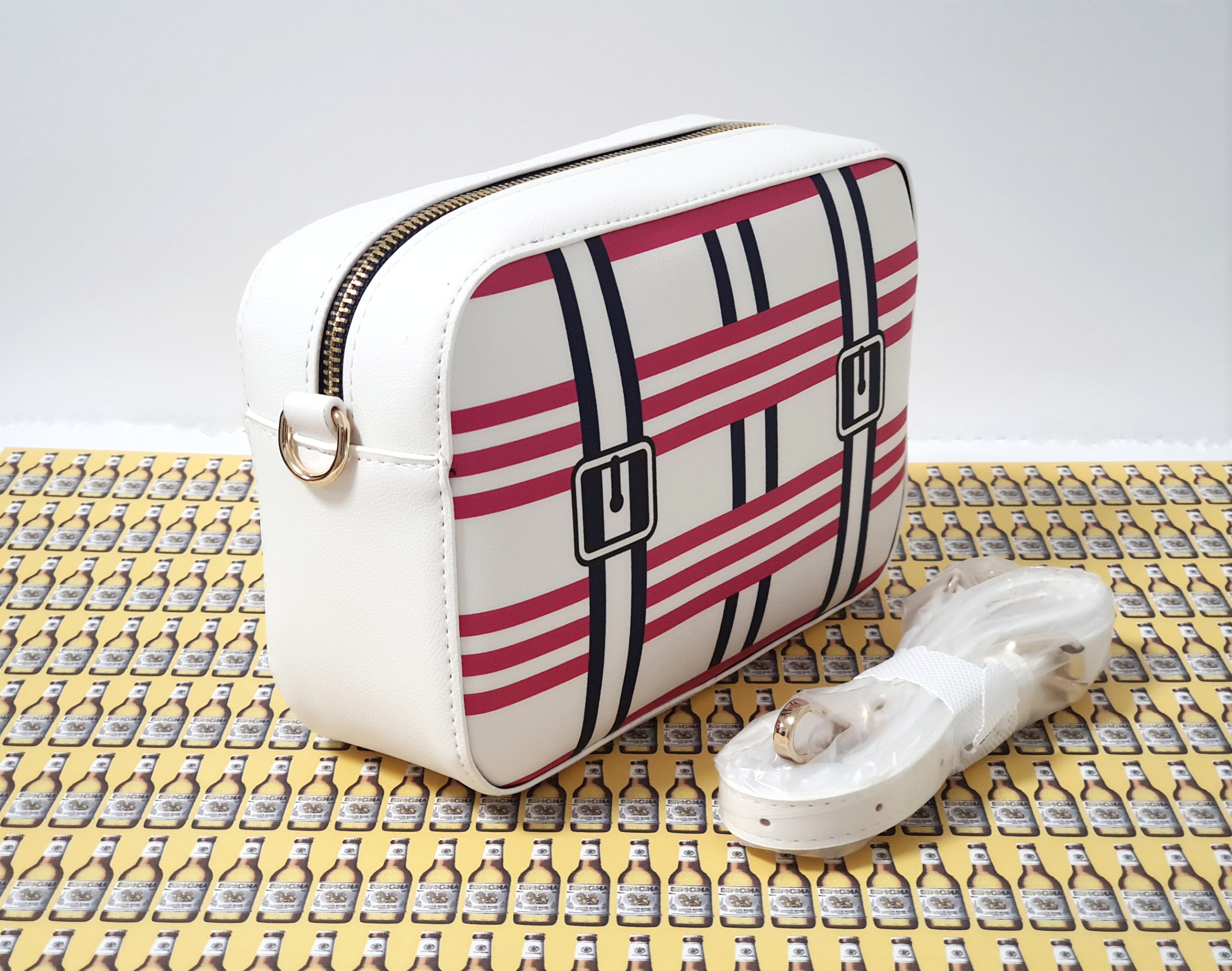 estee lauder, Luxury, Bags & Wallets on Carousell