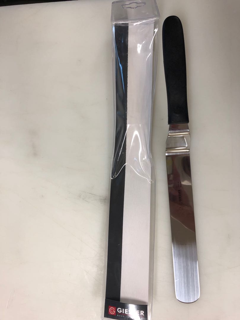 Giesser L shape spatula, Home Appliances, Kitchenware on Carousell