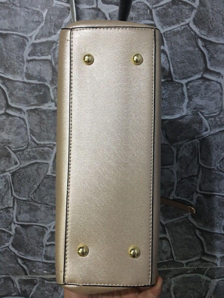 Howru, Women's Fashion, Bags & Wallets, Beach Bags on Carousell