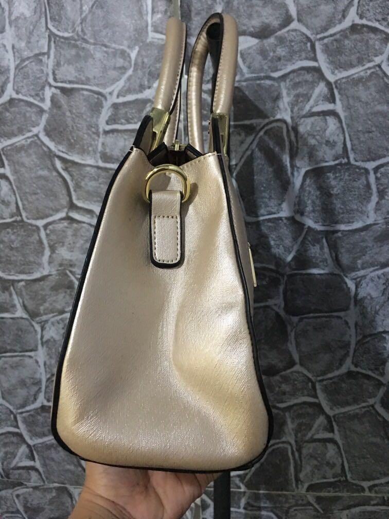 Howru, Women's Fashion, Bags & Wallets, Beach Bags on Carousell