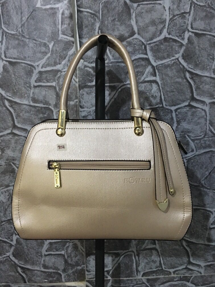 Howru, Women's Fashion, Bags & Wallets, Beach Bags on Carousell