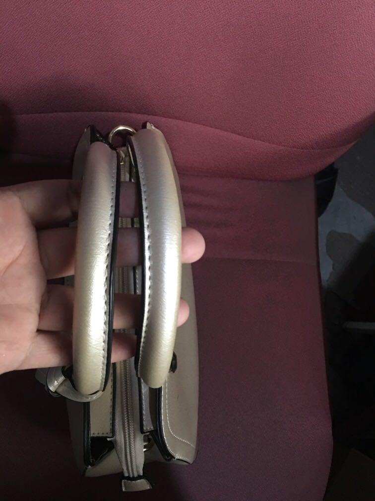 Howru, Women's Fashion, Bags & Wallets, Beach Bags on Carousell