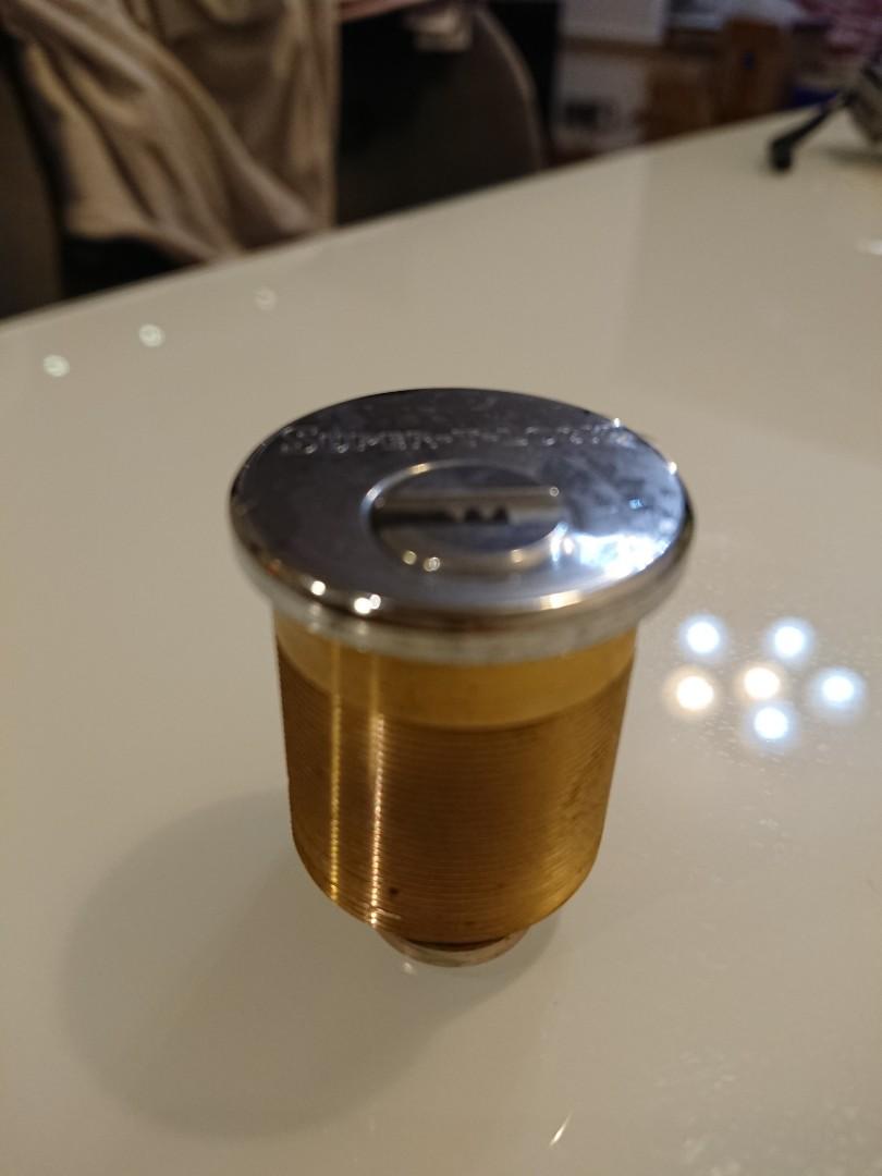 鎖膽 Super-T-Lock 連全部5條原裝鎖匙, 傢俬＆家居, 其他, 家居改善及收納用品 - Carousell