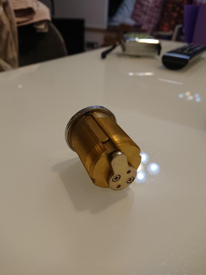 鎖膽 Super-T-Lock 連全部5條原裝鎖匙, 傢俬＆家居, 其他, 家居改善及收納用品 - Carousell