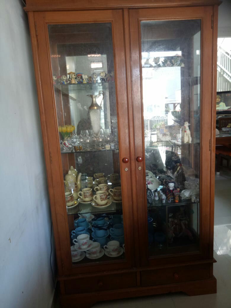Lemari kaca pajangan kayu jati, Perabotan Rumah di Carousell
