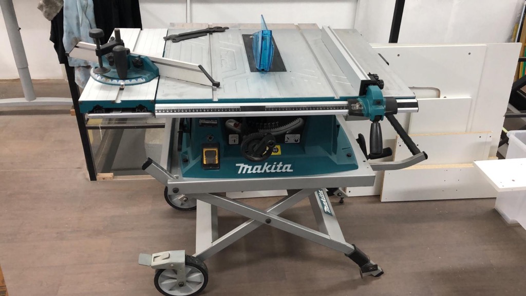 Makita MLT100 Table Saw, Furniture & Home Living, Home Improvement ...