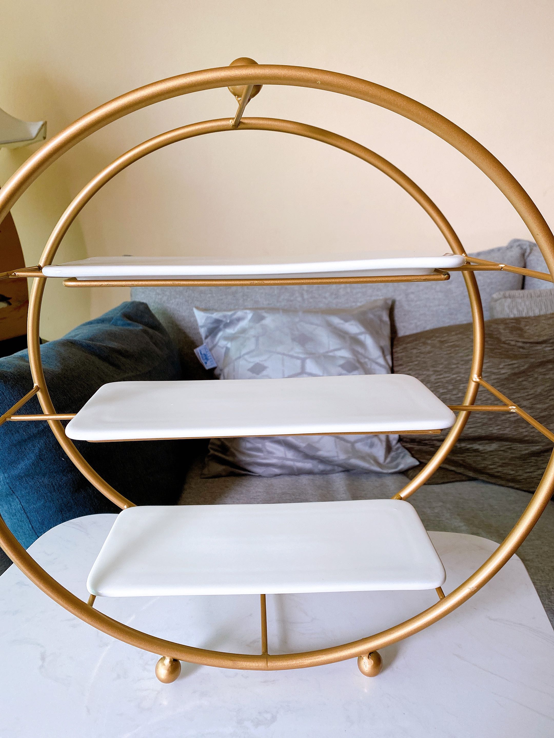 High tea stand. Kuey display. Cookie display. Like hotel;), Furniture ...