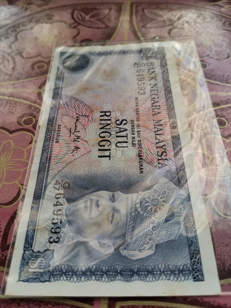 Duit Lama. 1 ringgit 3rd series EF with minor foxing. Ismail Ali first ...