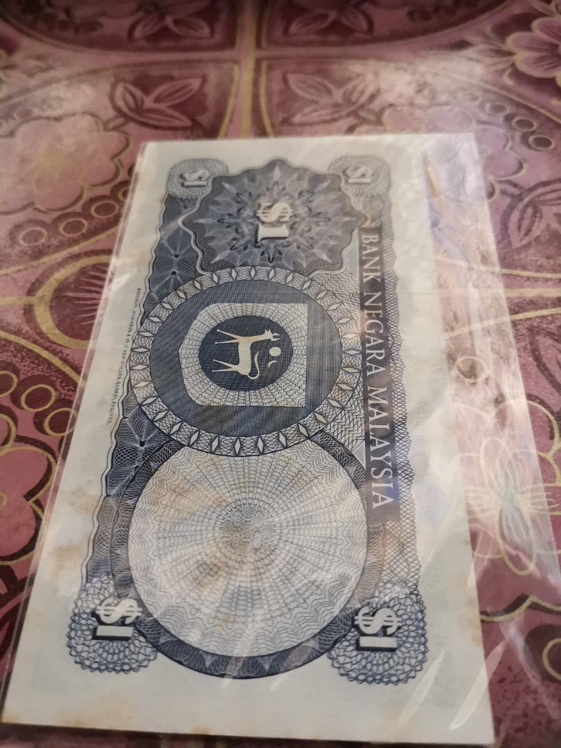 Duit Lama. 1 ringgit 3rd series EF with minor foxing. Ismail Ali first ...