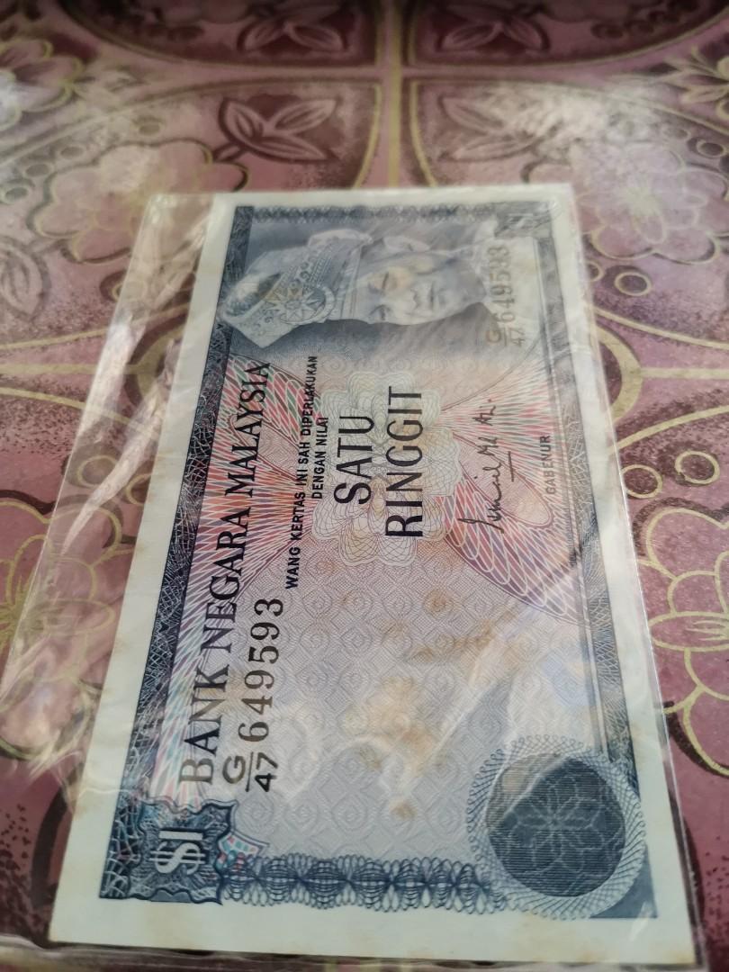 Duit Lama. 1 ringgit 3rd series EF with minor foxing. Ismail Ali first ...