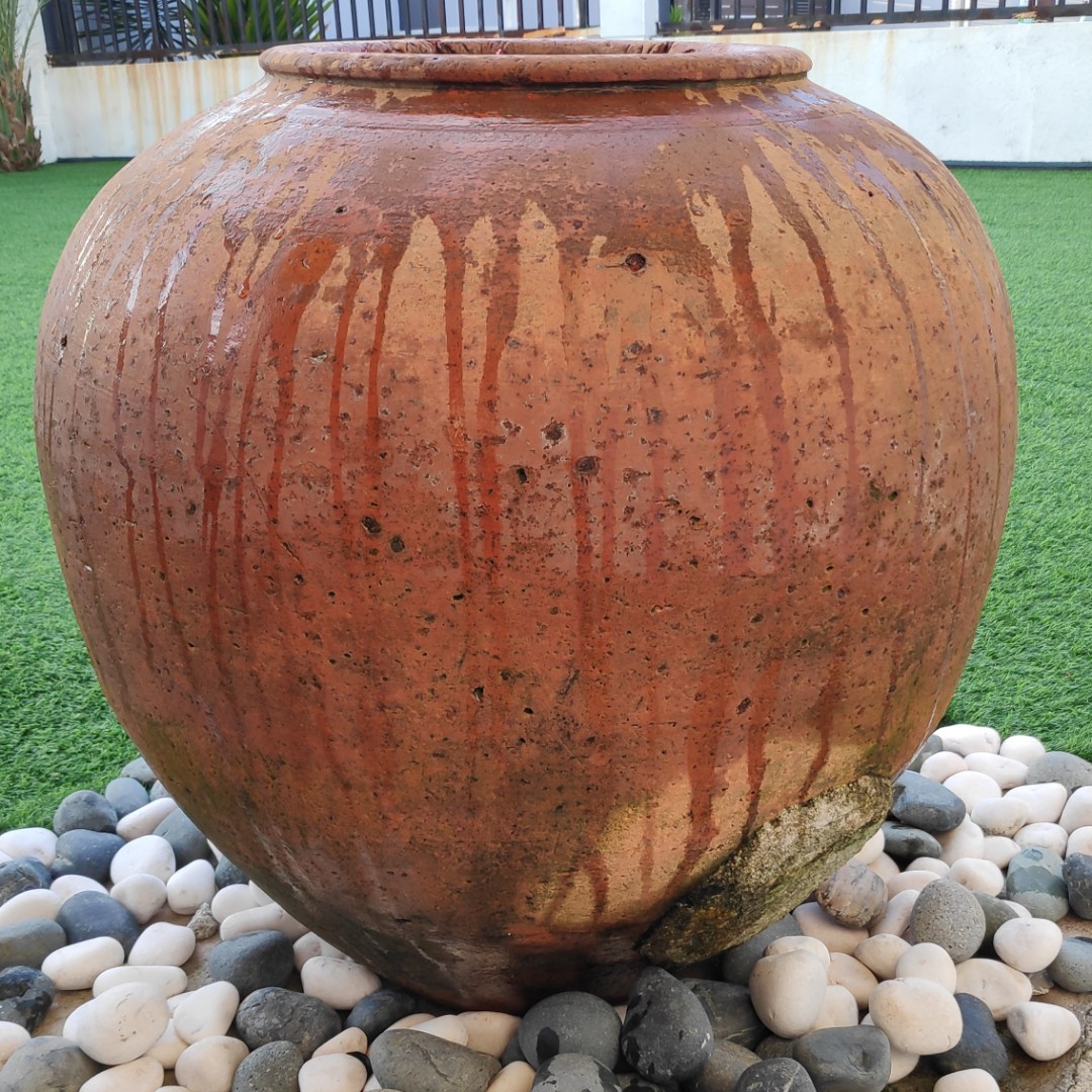 Tempayan Besar Antik Tanah Liat (Rare Item), Hobbies & Toys, Stationery ...