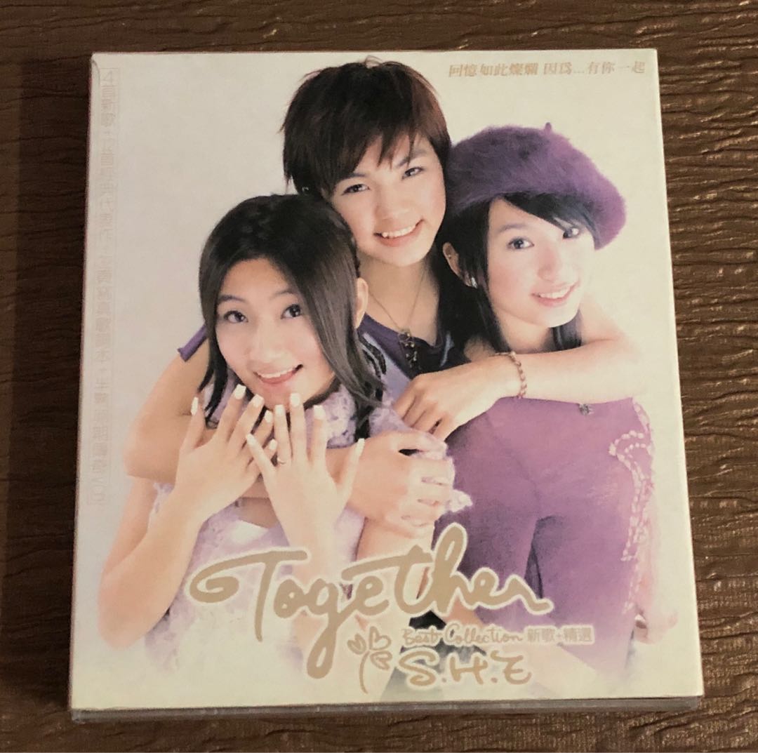 二手CD-S.H.E / Together新歌+精選CD+VCD, 書籍、休閒與玩具, 樂器、音樂相關, CD、DVD在旋轉拍賣