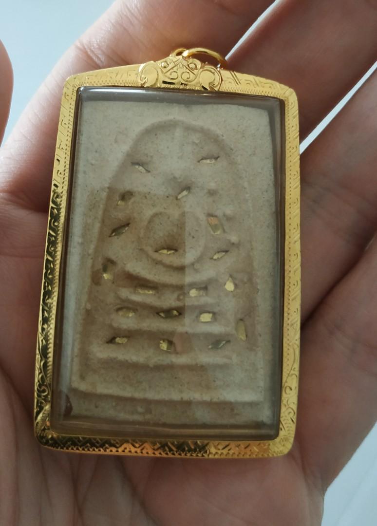 Somdej 19 gold flakes achan toh, Hobbies & Toys, Memorabilia ...