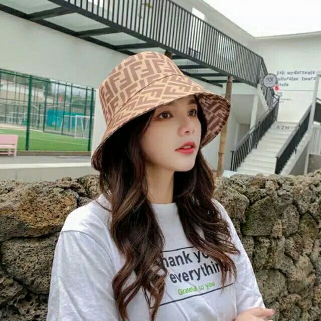 Topi bucket fendi, Fesyen Wanita, Aksesoris di Carousell