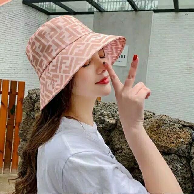 Topi bucket fendi, Fesyen Wanita, Aksesoris di Carousell