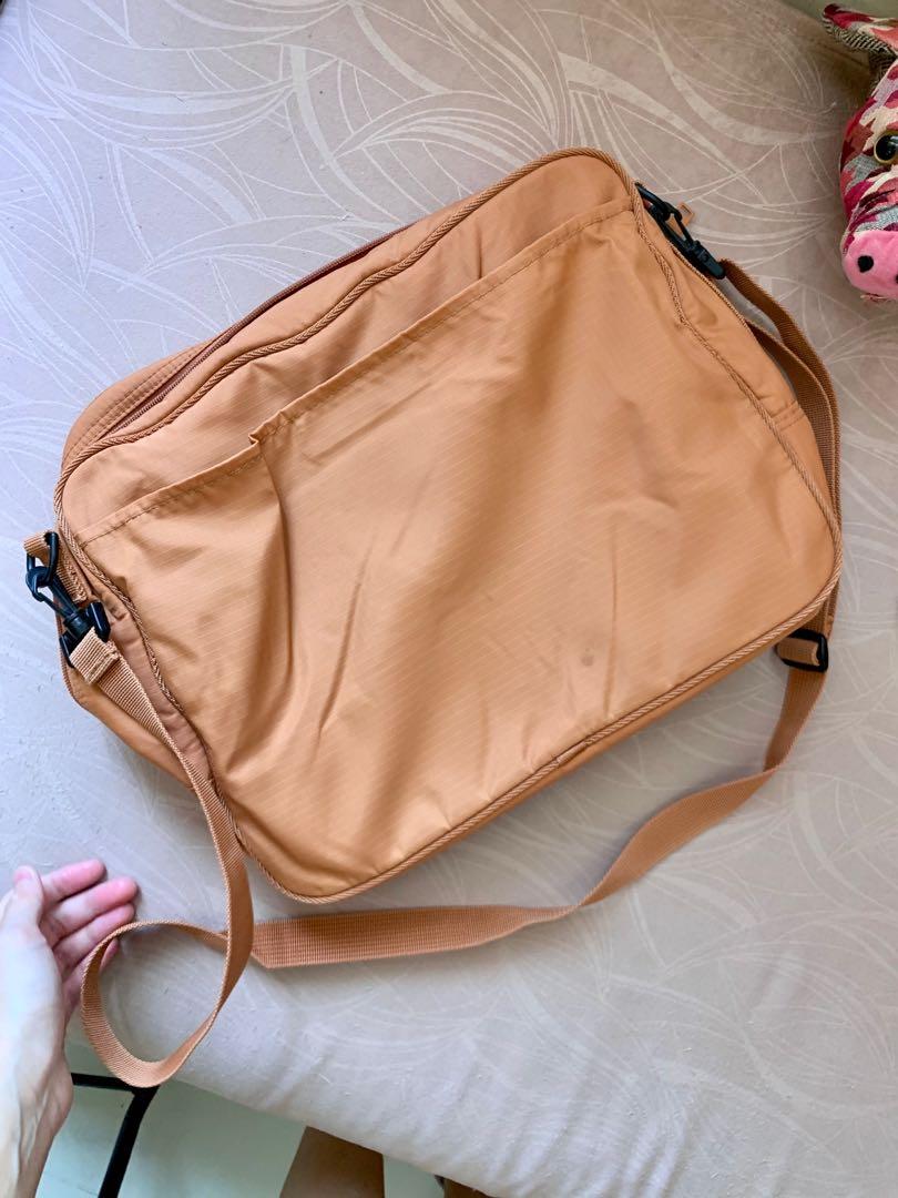 Muji Laptop crossbody bag, 名牌, 手袋及銀包 - Carousell