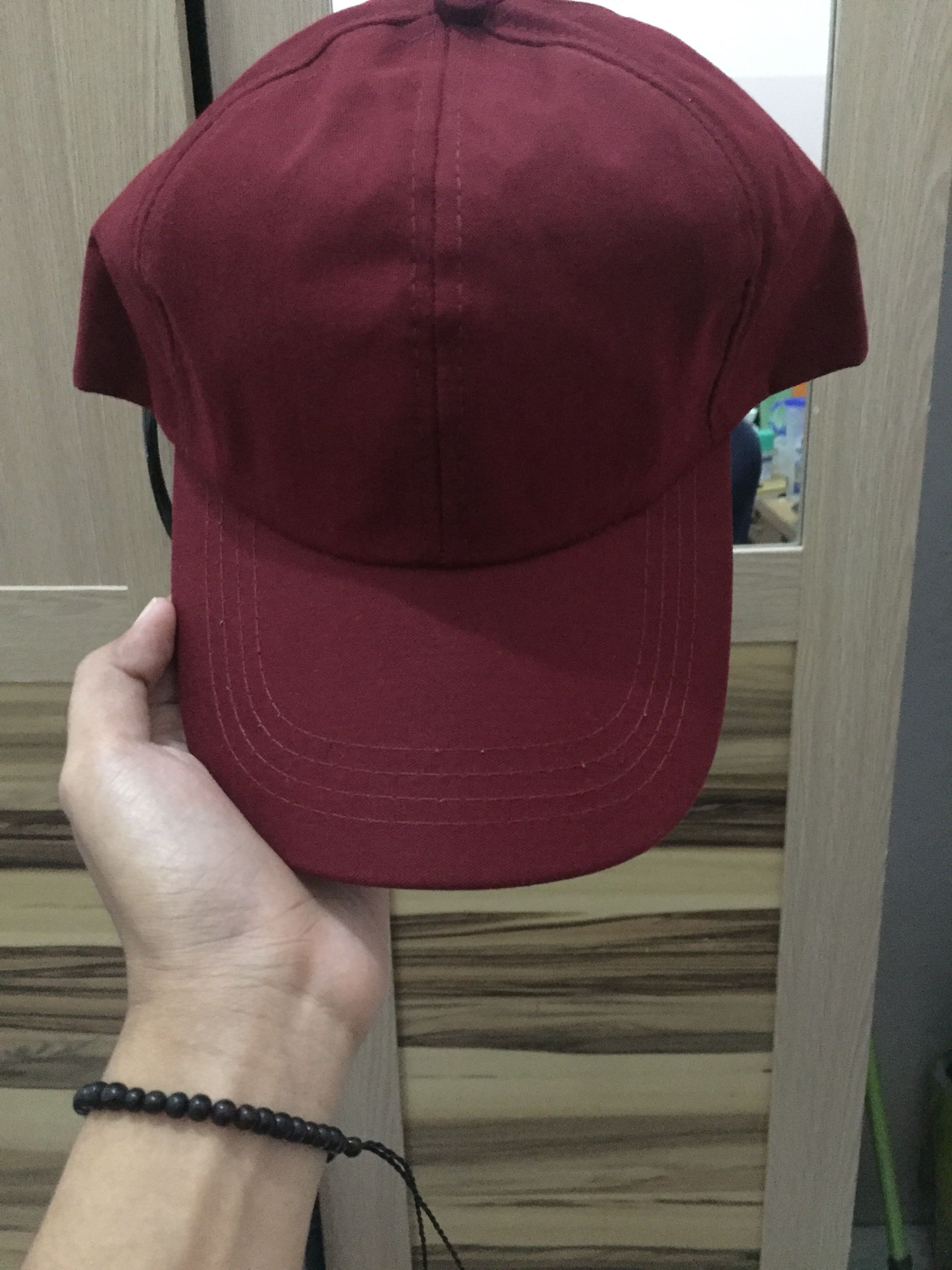 Topi marun polos biasa, Fesyen Wanita, Aksesoris di Carousell