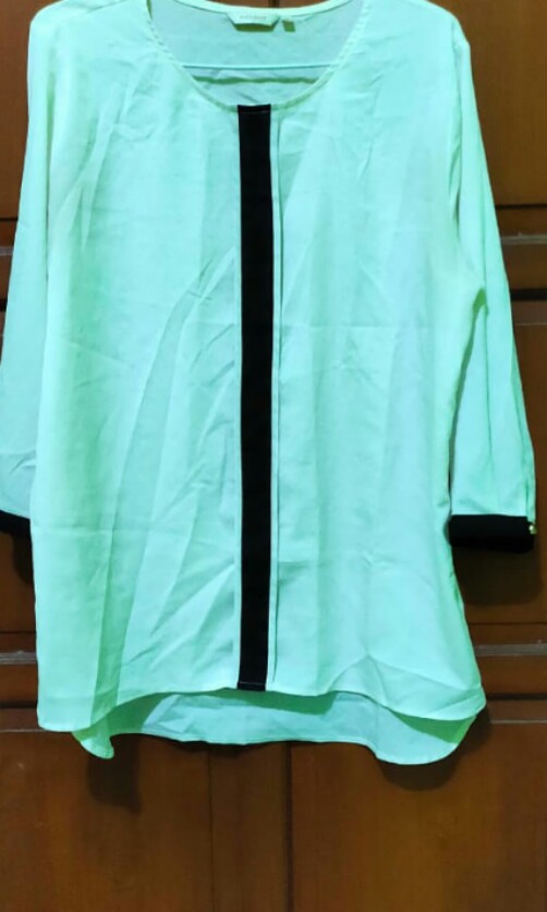 Atasan putih, Fesyen Wanita, Pakaian Wanita, Atasan di Carousell