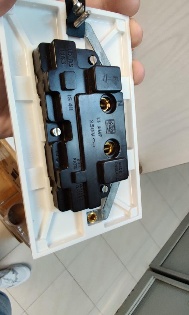 MK Electric 781 Flush insulated (Socket), 家庭電器, 轉插器及插頭 - Carousell
