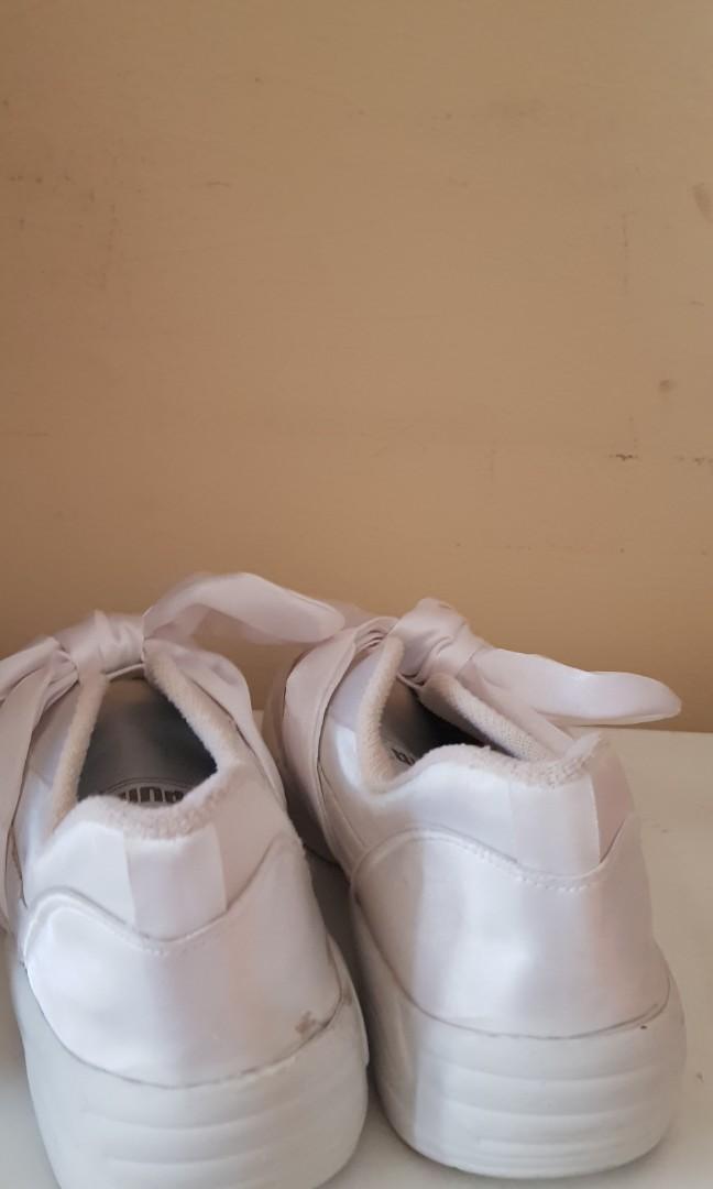 Sepatu / sneakers putih, Fesyen Wanita, Sepatu di Carousell