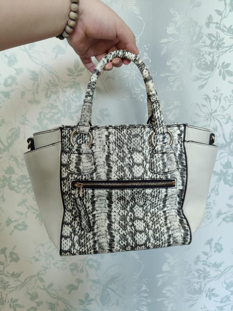GUESS Classy snake skin pattern bag, Women's Fashion, Bags & Wallets ...