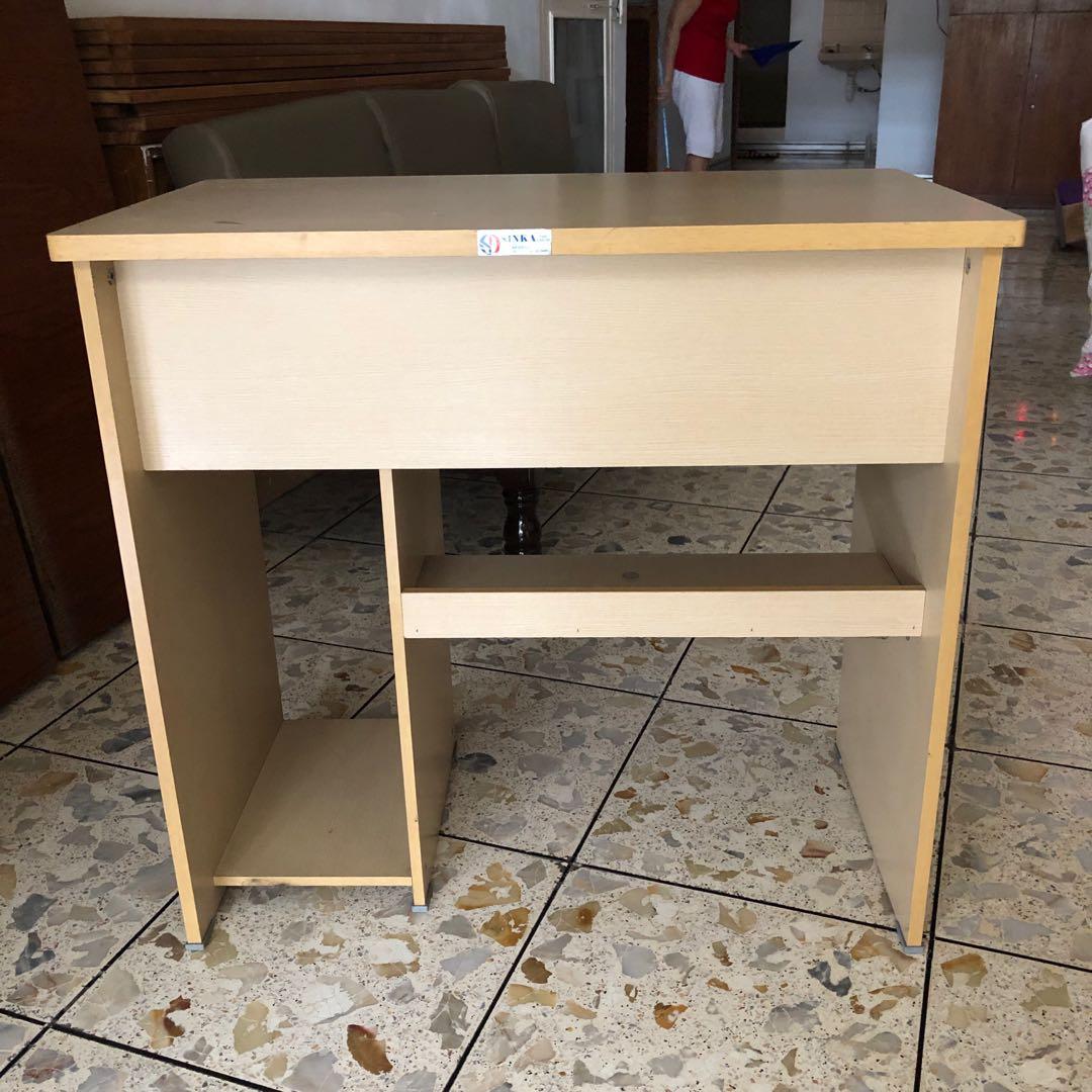 Meja komputer kecil belajar, Perabotan Rumah di Carousell