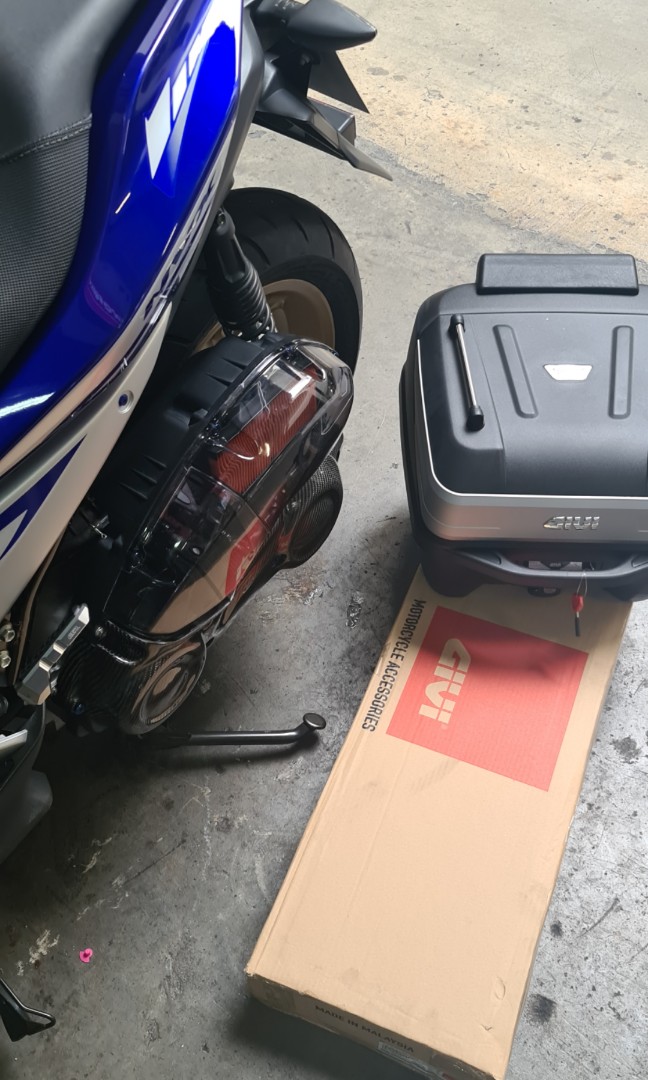 Aerox change givi box b32 adv and givi rack, Motorcycles, Motorcycle ...