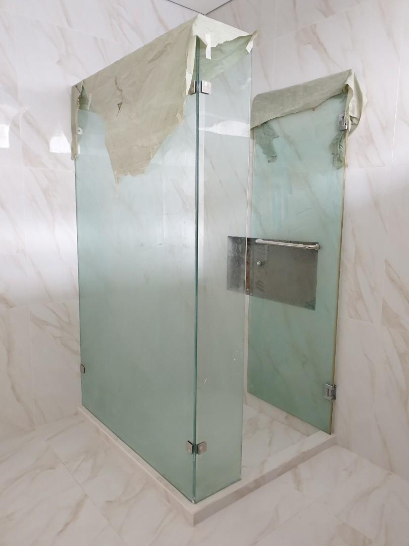 Box mandi kaca / shower screen tempered glass, Perabotan Rumah di Carousell
