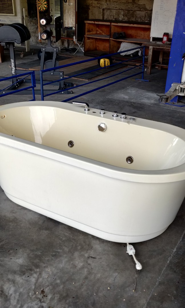 Bath tub jacuzzi, Furniture & Home Living, Bathroom & Kitchen Fixtures ...