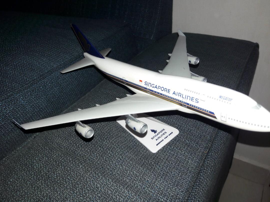 SIA B747 Pax Airplane Model, Hobbies & Toys, Memorabilia & Collectibles ...