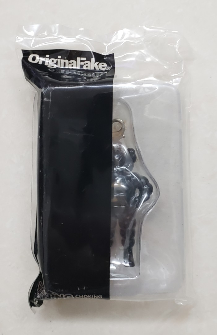 全新 Original Fake KAWS x Medicom Chum OriginalFake Keychain Black, 興趣及遊戲 ...